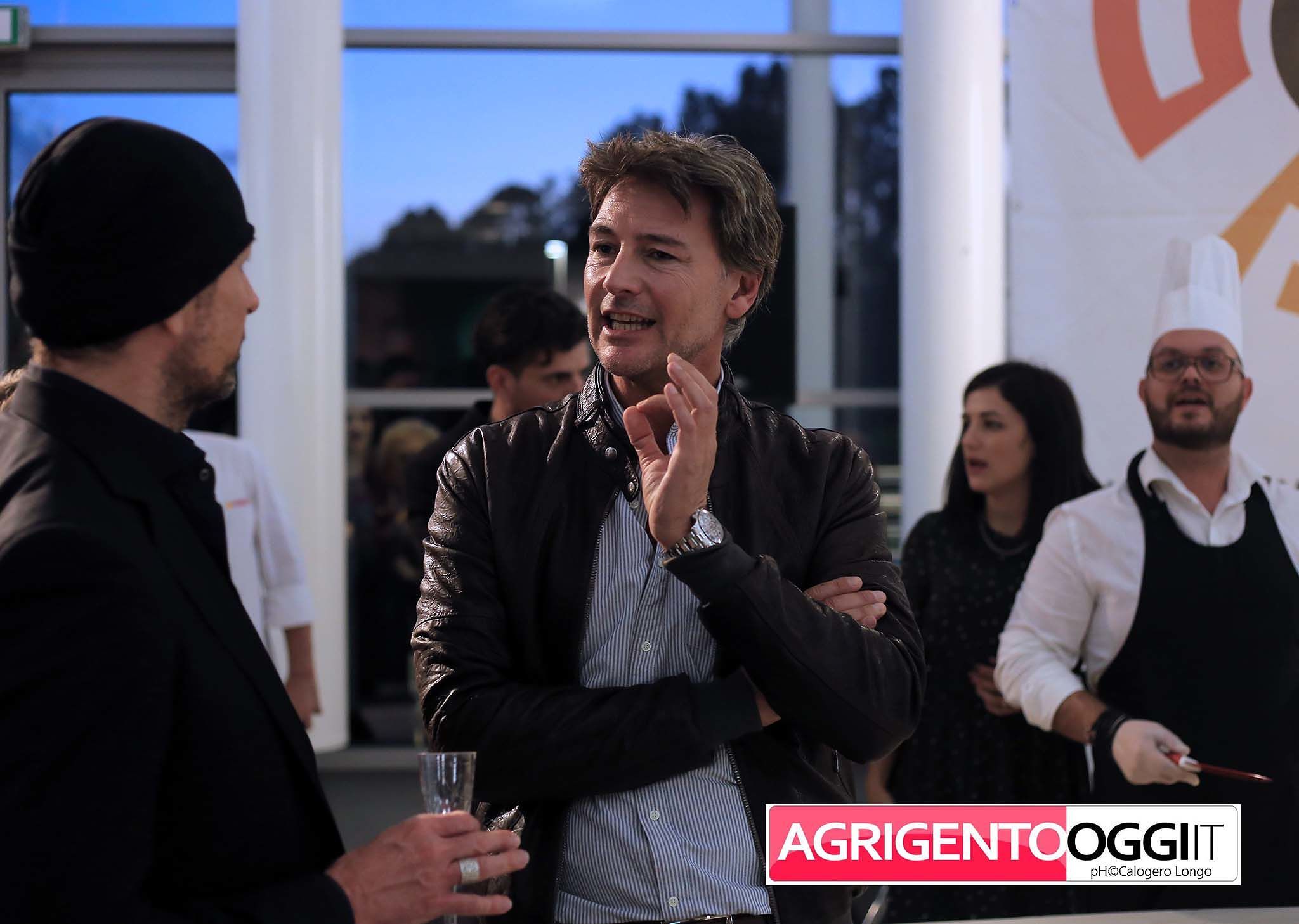 Happy Birthday città dei Templi: Max torta con l' attore Roberto ...