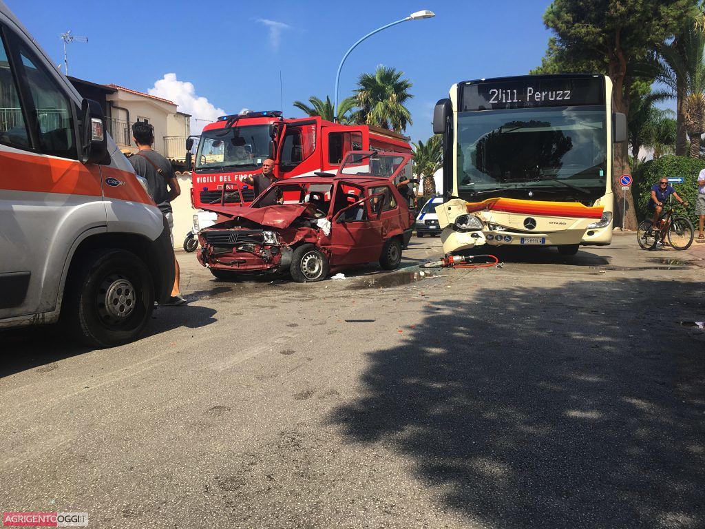 Agrigento-schianto-in-viale-dei-Pini-auto-contro-autobus-IMG_1334 ...