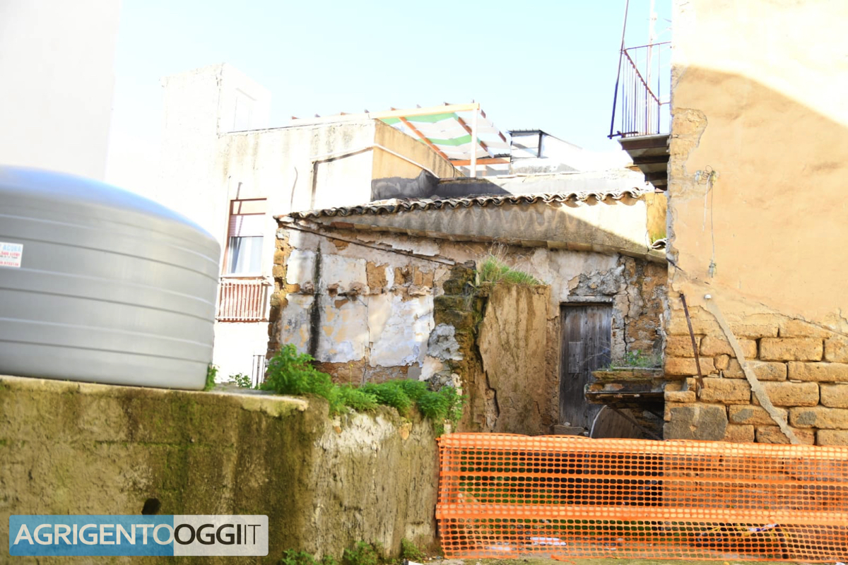 agrigento via orfane tra degrado vasche per l'acqua ed edifici ...